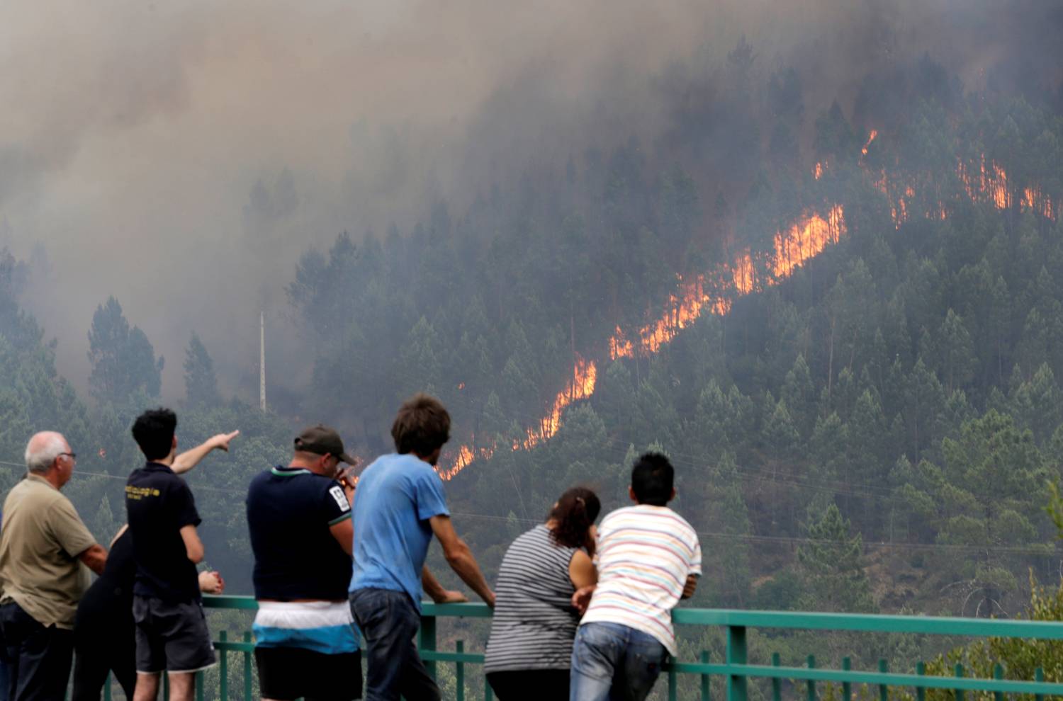 In Photos: Wildfires in Portugal sweep over roads trapping motorists ...